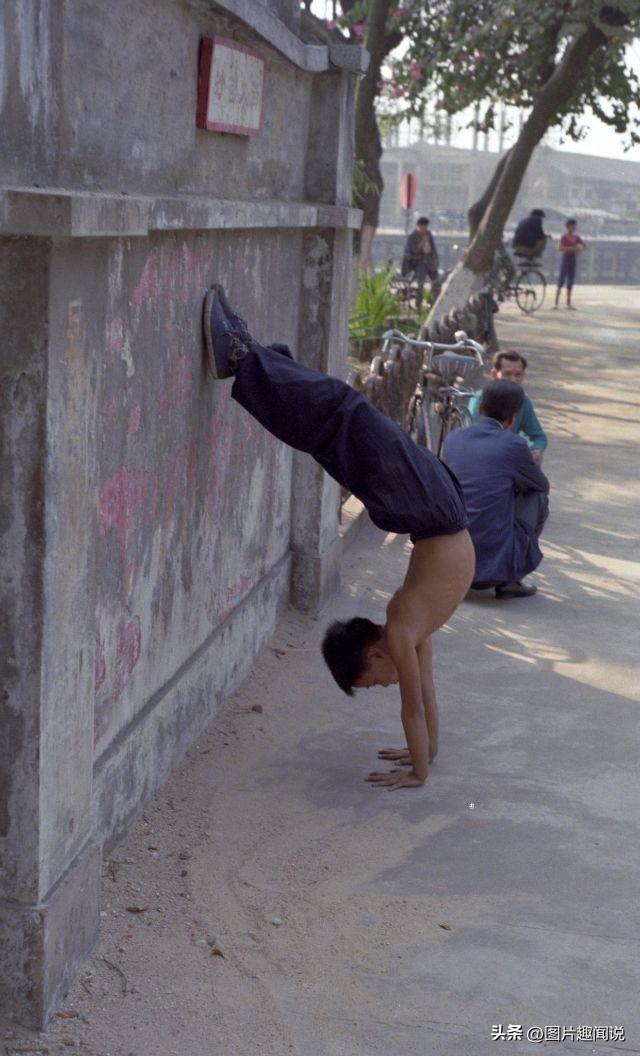 01: In the late 1970s, a child in Guangzhou, my country was practicing ...