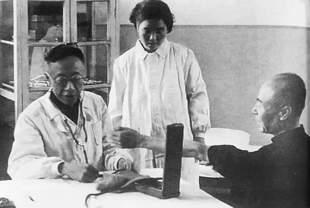 Guo Moruo and Pu Yi, one is an outstanding poet who emerged from the ...