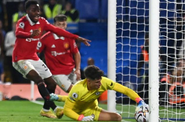 In the first half, Manchester United almost suppressed Chelsea, and all ...