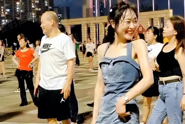 Introduction China’s square dance culture can be said to have set off a ...