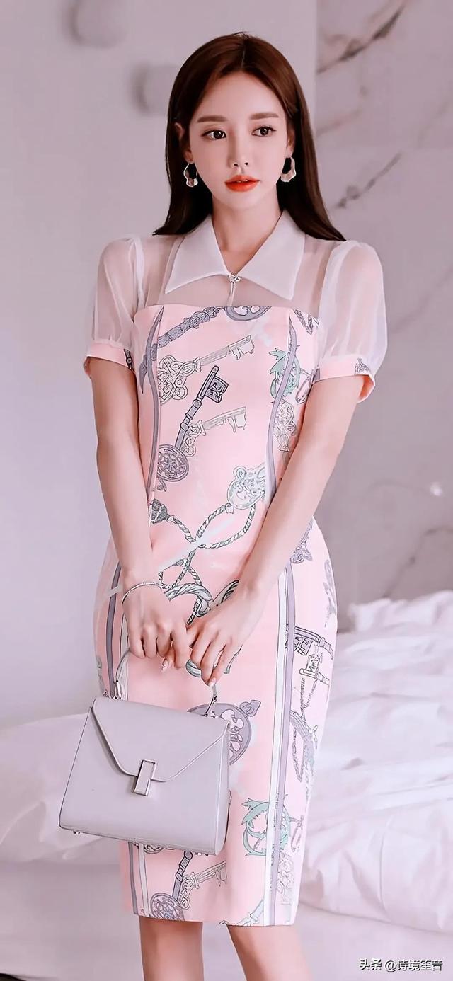 "Honey, it's all Qin Ming!" "He reported it to the Zhou Group!" "He is the culprit!" Ma Lu ...