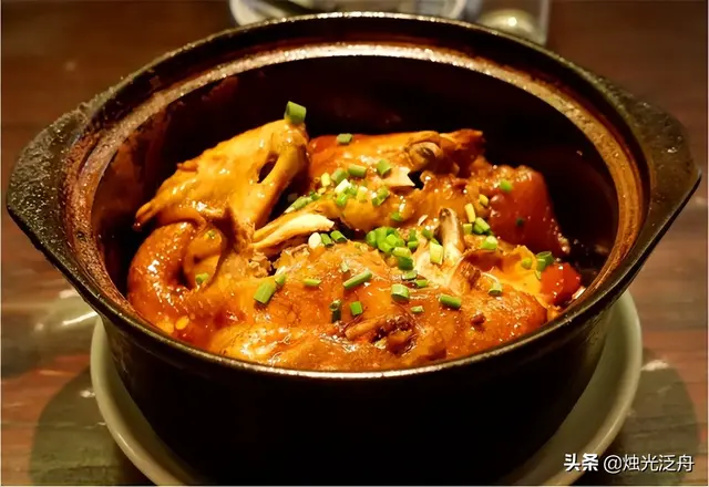 Making Huadiao Chicken Casserole: Choose 1 young chicken (net weight 1 ...