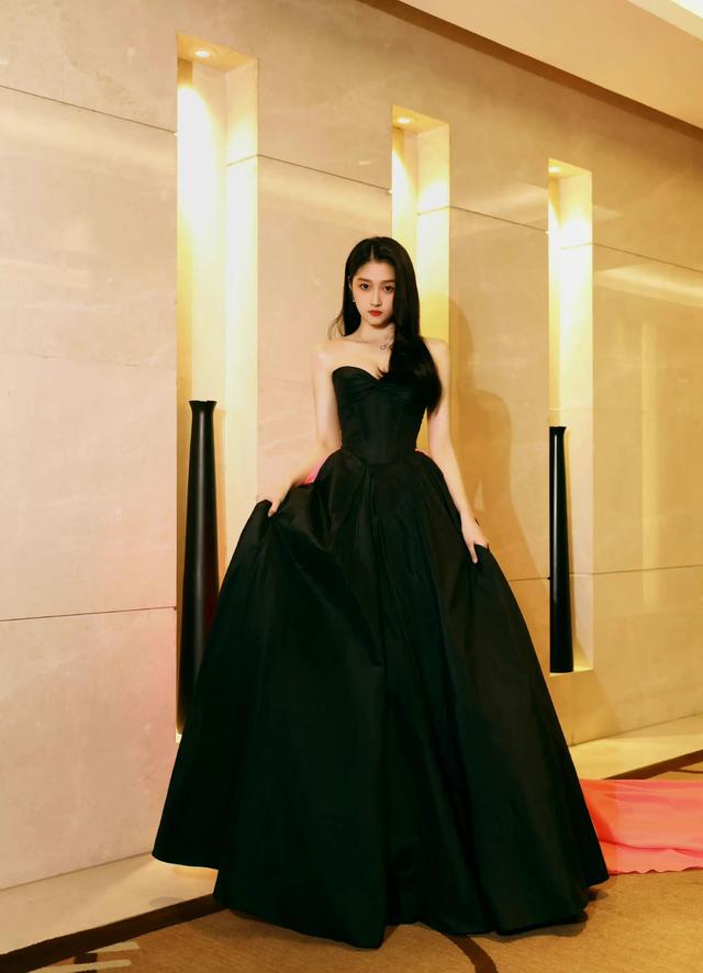 On December 27, Guan Xiaotong appeared at the 2022 Chinese Drama ...