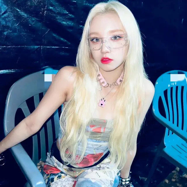 Brother Yuqi’s latest on-set photo was exposed. The beauty’s white hair ...