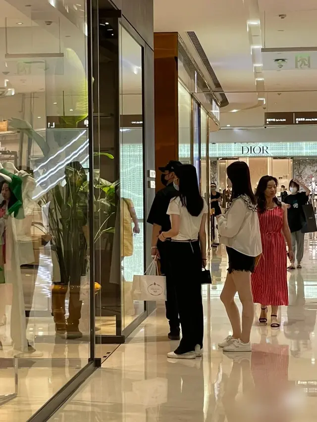 Recently, some netizens came across Wilber Pan accompanying his wife Xuanyun while shopping at ...