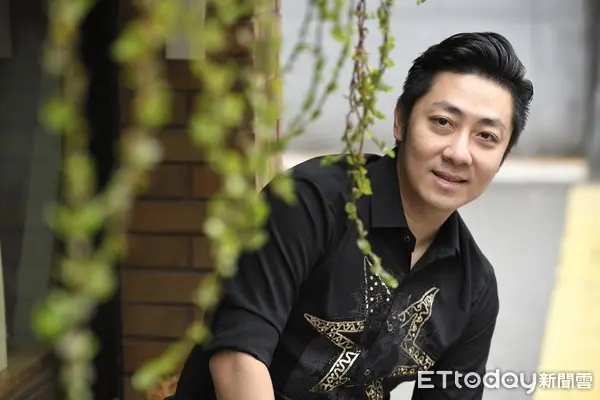 Ai Cheng's wife, Wang Tong, was filming "The Victory Swing" and hurried ...