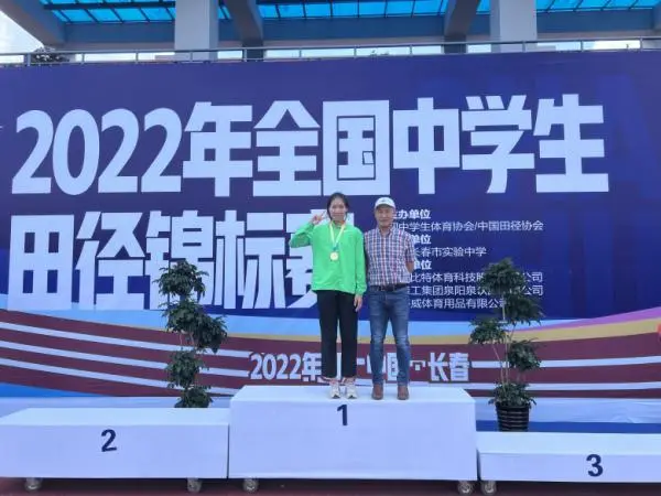 On August 19, the topic #Wenzhou girls ran 100-meter hurdles in 13.61 ...