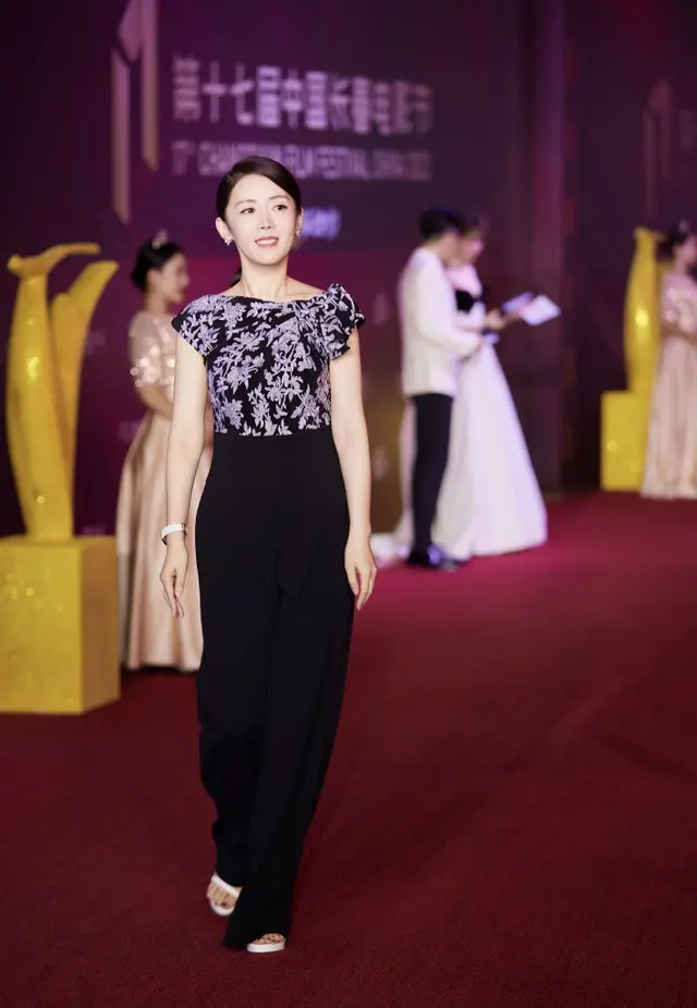 On August 24, 2022, Che Yongli released a set of photos from the 17th ...