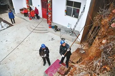 Guo Zhenwei (first from right) came to Guayu Village, Micun Town as the first secretary in the ...