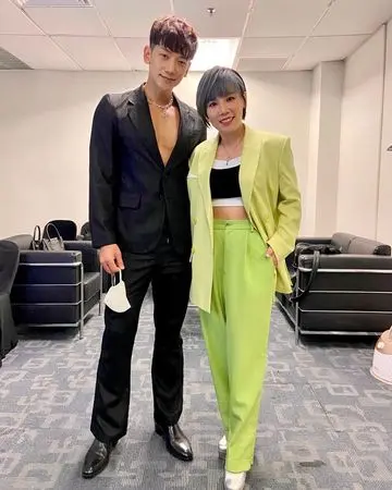 Reporter Liu Yiting/Comprehensive Report Actress Li Jiawei happily ...