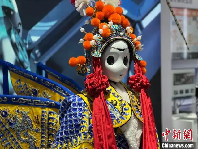 Dathar's soft and beautiful humanoid intelligent service robot puts on ...