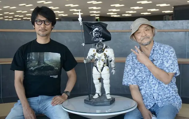 Japanese game producer Koshima Hoshima took a photo with the director ...