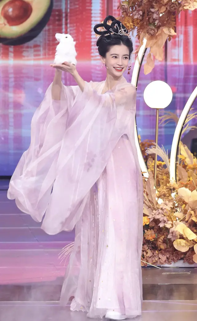 Text/Yangcheng Evening News All-Media Reporter Gong Weifeng and Yang Ying were wearing ancient ...