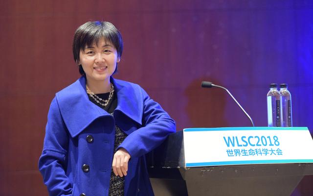 Yan Ning took a photo at the 2018 World Life Science Conference. In the ...