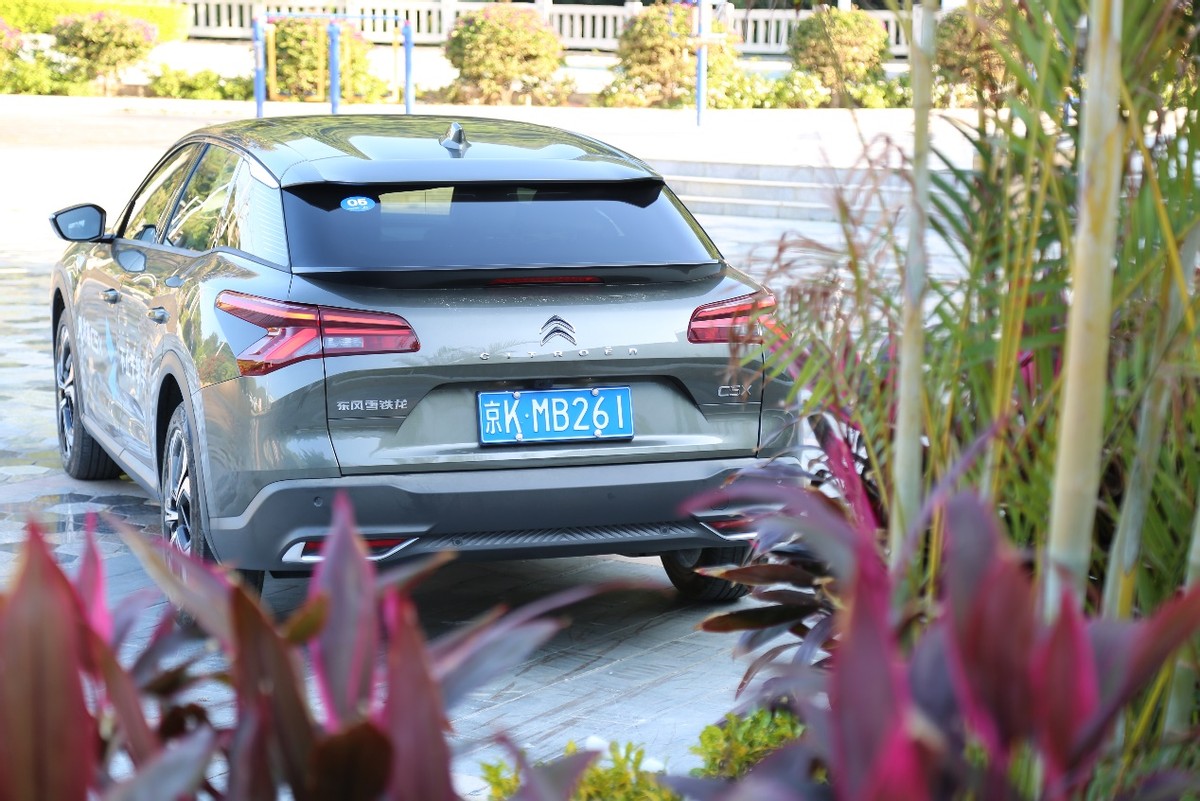 试驾凡尔赛C5X：14.37万起售的中型车，底盘到底神不神？ - 液压汇