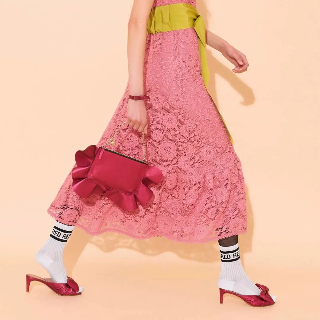 2020年Red Valentino包包元素，荷叶边和铆钉大pk - 标件库