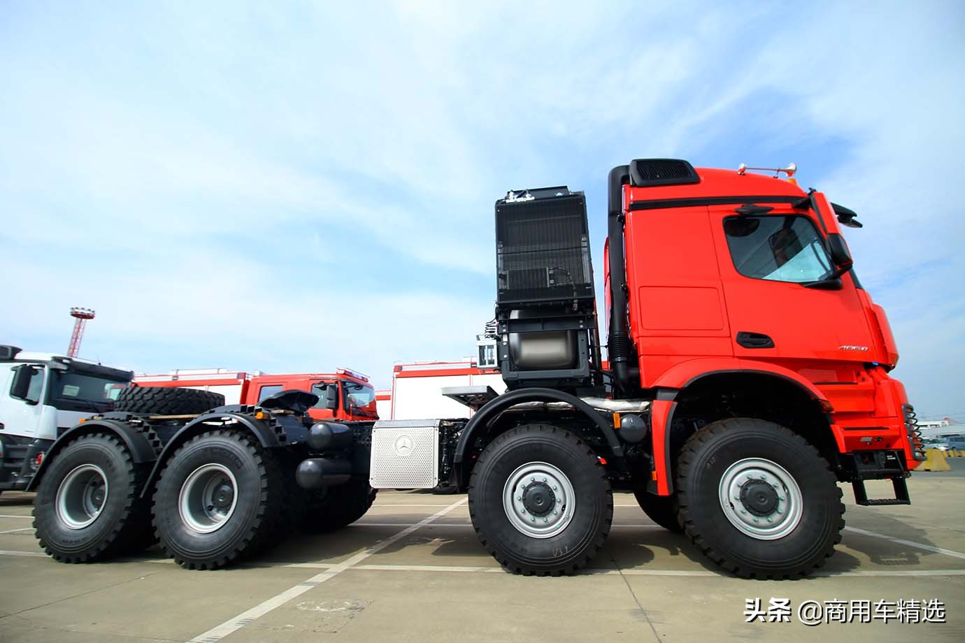 亚洲首台奔驰Acros 4863 SLT 8×8大件牵引车运抵中国 - 液压汇