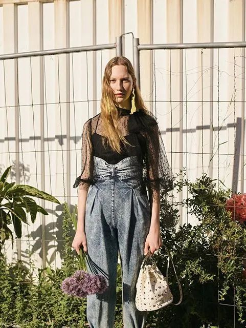 2020年Red Valentino包包元素，荷叶边和铆钉大pk - 标件库