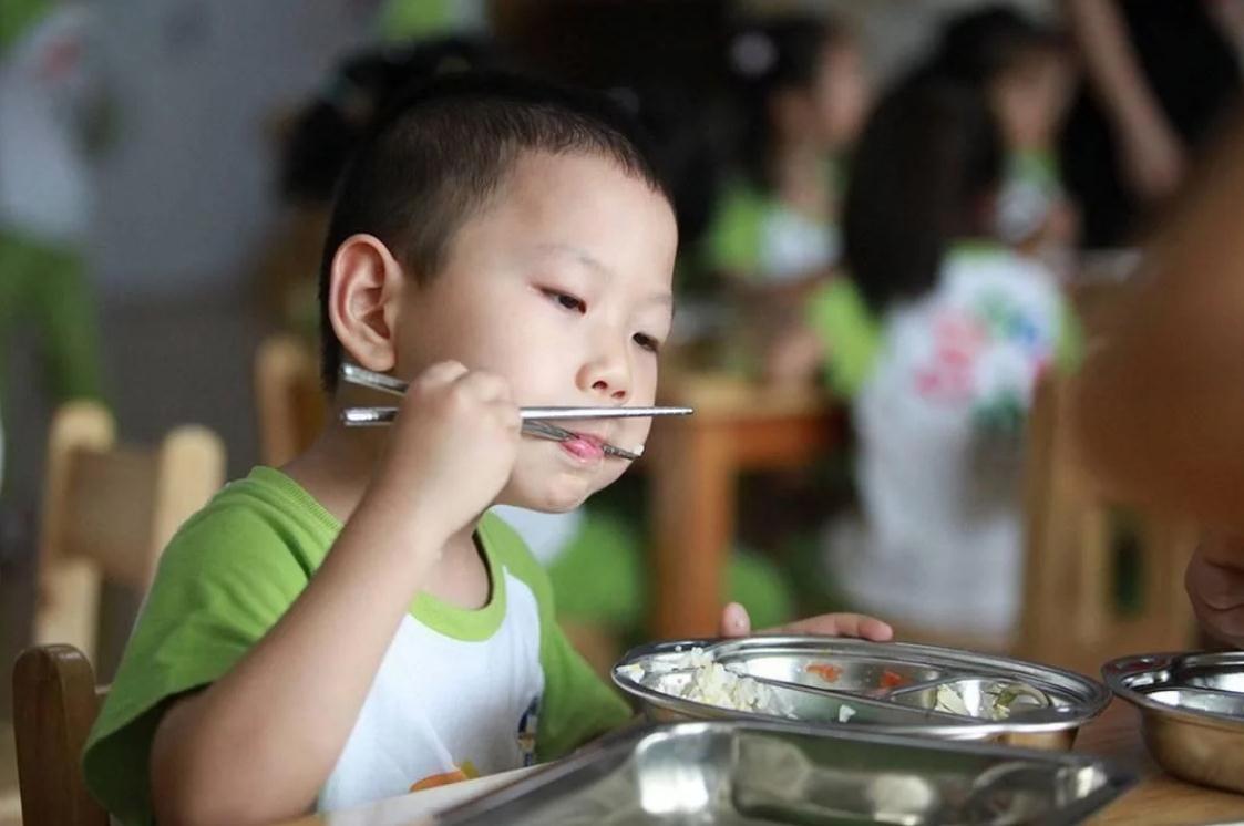 婴儿不哭不闹正常吗（幼儿园开学听取） 幼儿百科 魔术铺