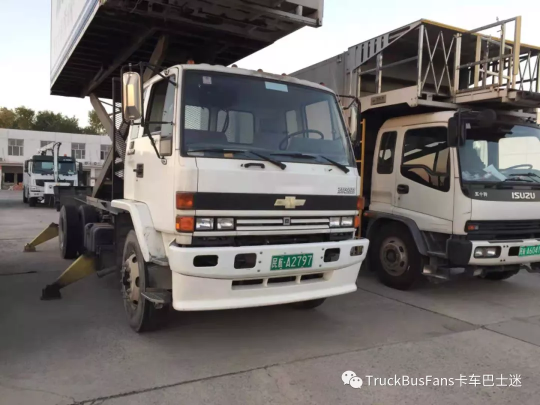 “力大砖飞”的GMC跑道清扫车，居然是一部五十铃！国内极为少见 - 液压汇