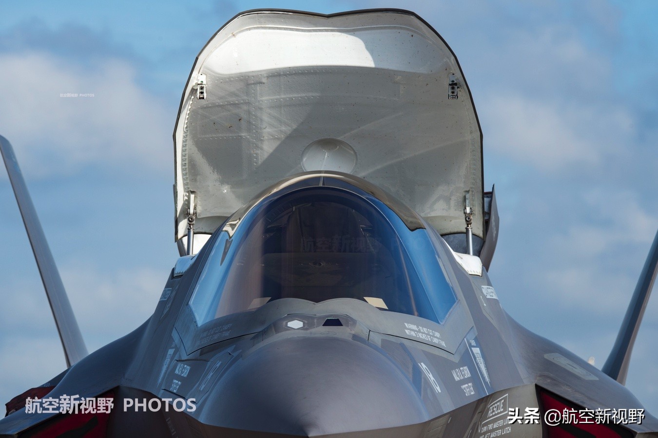 美国F-35B隐形战机细节展示，锯齿化蒙皮是亮点，几乎看不到铆钉 - 标件库