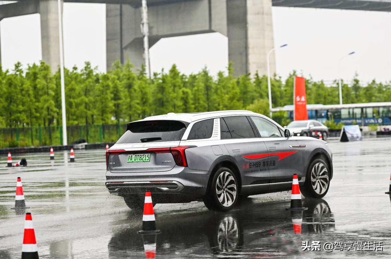 场地试驾红旗H9/E-HS9，驾驶质感出色，对得起豪车身份 - 液压汇