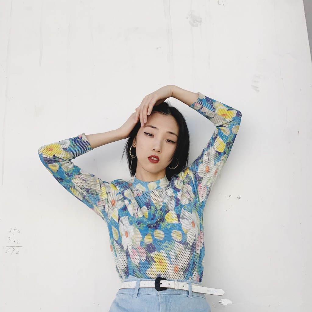 “超模丹凤眼”Yamy，黑色西装配单车裤，金丝眼镜变禁欲斯文败类(世界顶级超模丹凤眼)