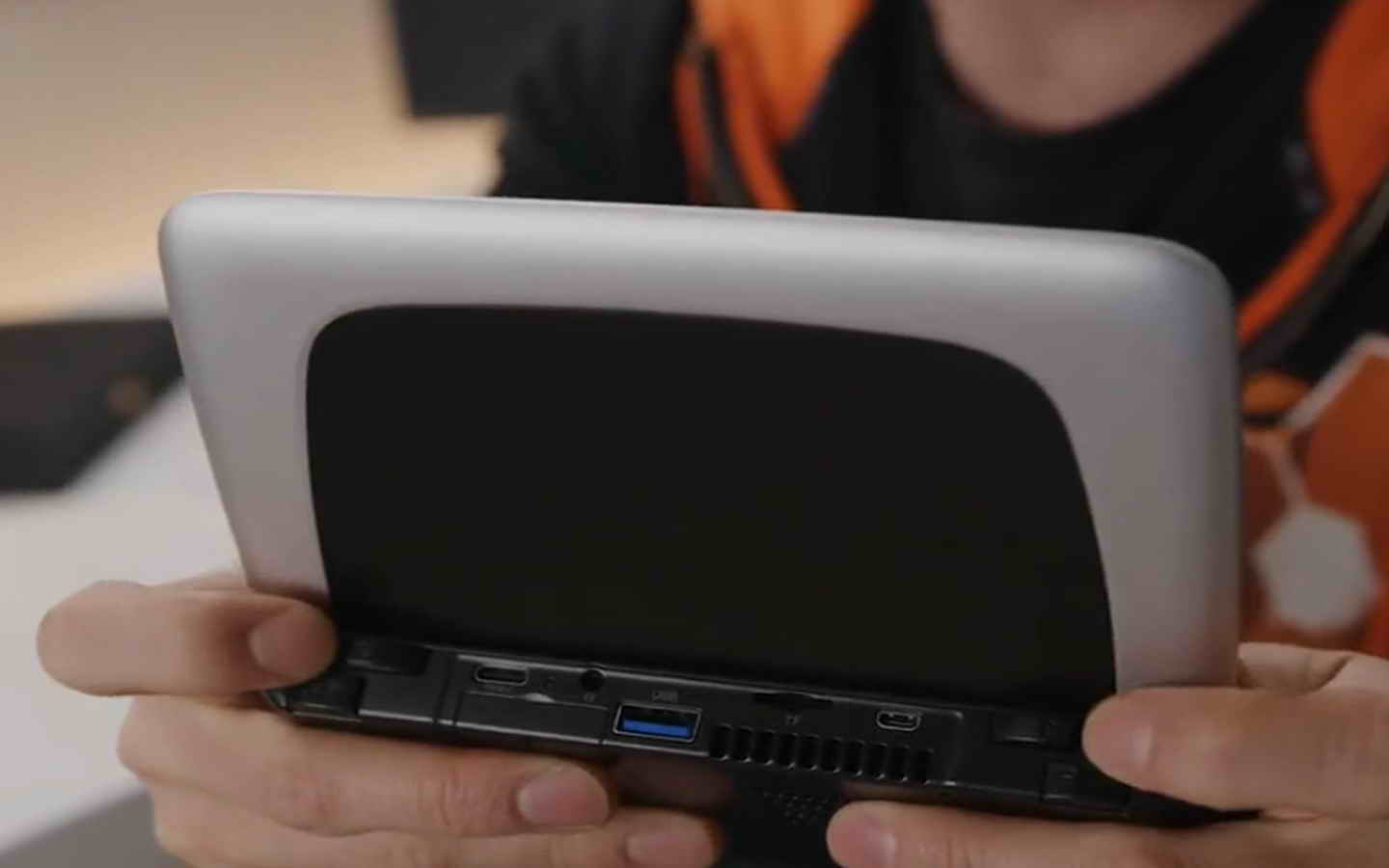 游戏掌机市场的中坚力量，轻松驾驭3A级游戏，GPD WIN 2上手体验 - 标件库