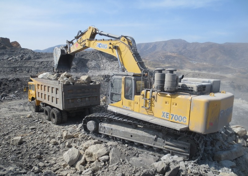 中国“巨无霸”大型挖掘机，号称神州第一挖，一斗可铲50吨 - 液压汇