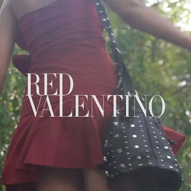 2020年Red Valentino包包元素，荷叶边和铆钉大pk - 标件库