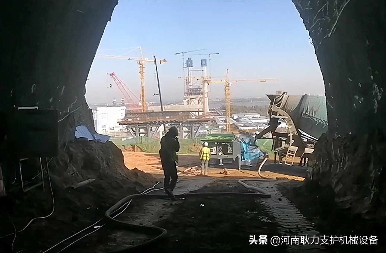 GYP-90液压泵送式混凝土湿喷机施工现场 - 液压汇