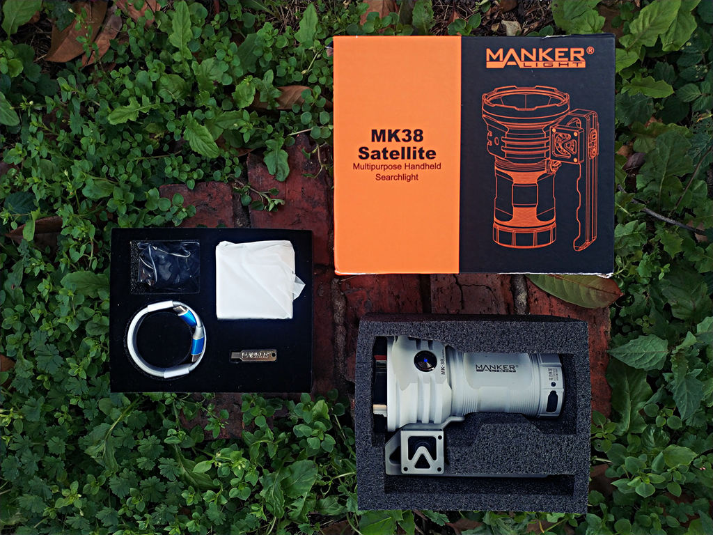 自带风扇的漫客MK38手电很科幻，开启照的又亮又远又长久 - 标件库