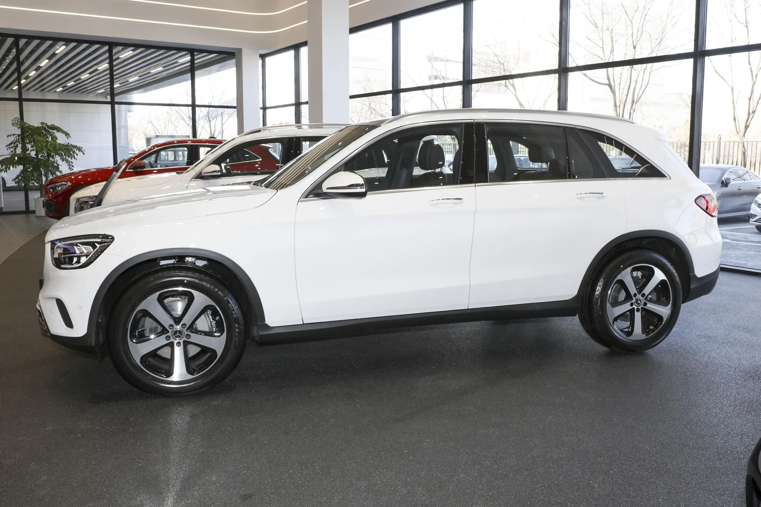 BBA豪华中型SUV，车身线条干练，销量破2万“扛把子”实至名归 - 标件库