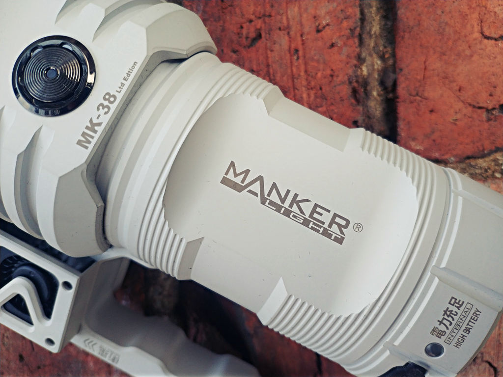 自带风扇的漫客MK38手电很科幻，开启照的又亮又远又长久 - 标件库