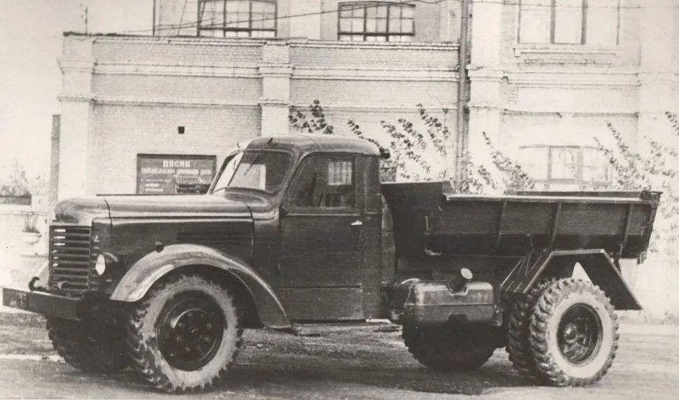 梅季希机械厂用ZIS-150/ZIL-164底盘改装的自卸车 - 液压汇